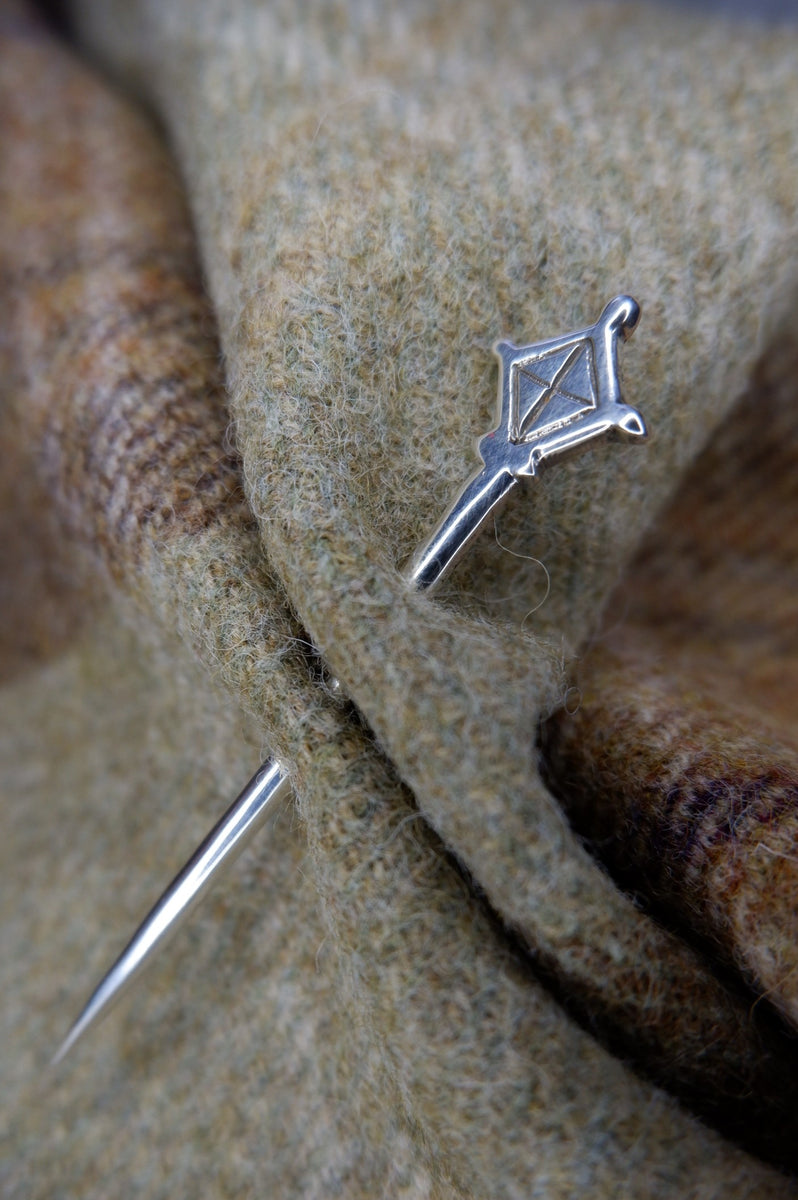 Fraserburgh kite pin in Bronze or Silver – Caledonian Forge